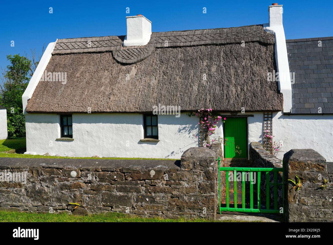 County mayo cottage hi-res stock photography and images - Alamy