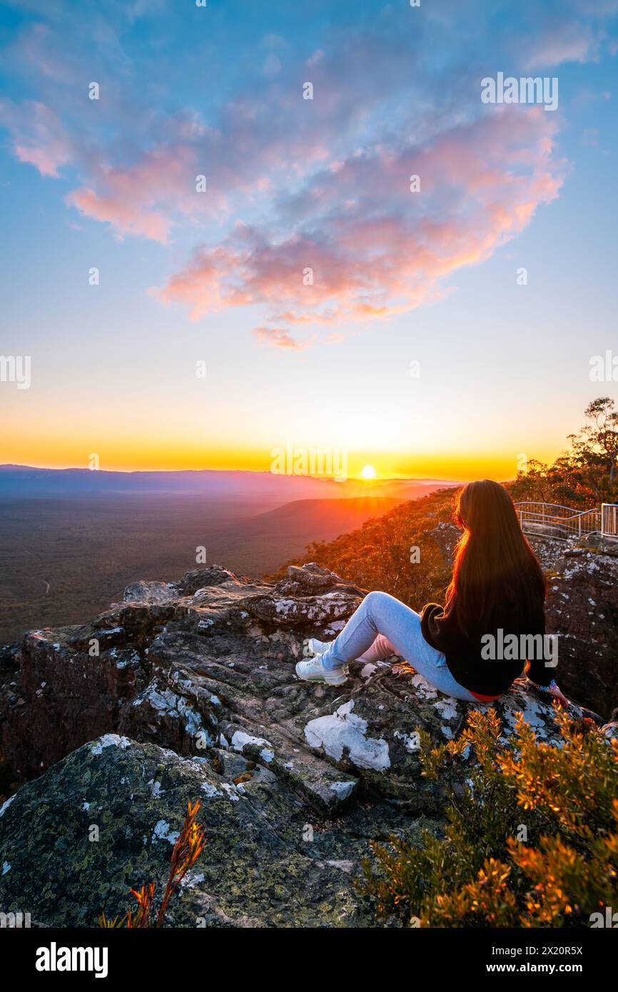 Woman on edge of cliff hi-res stock photography and images - Alamy