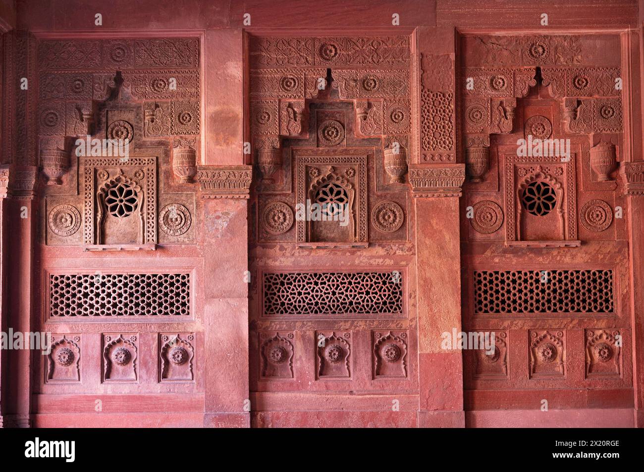 Carving details on the inner wall of the Jahangir Palace, Agra fort ...