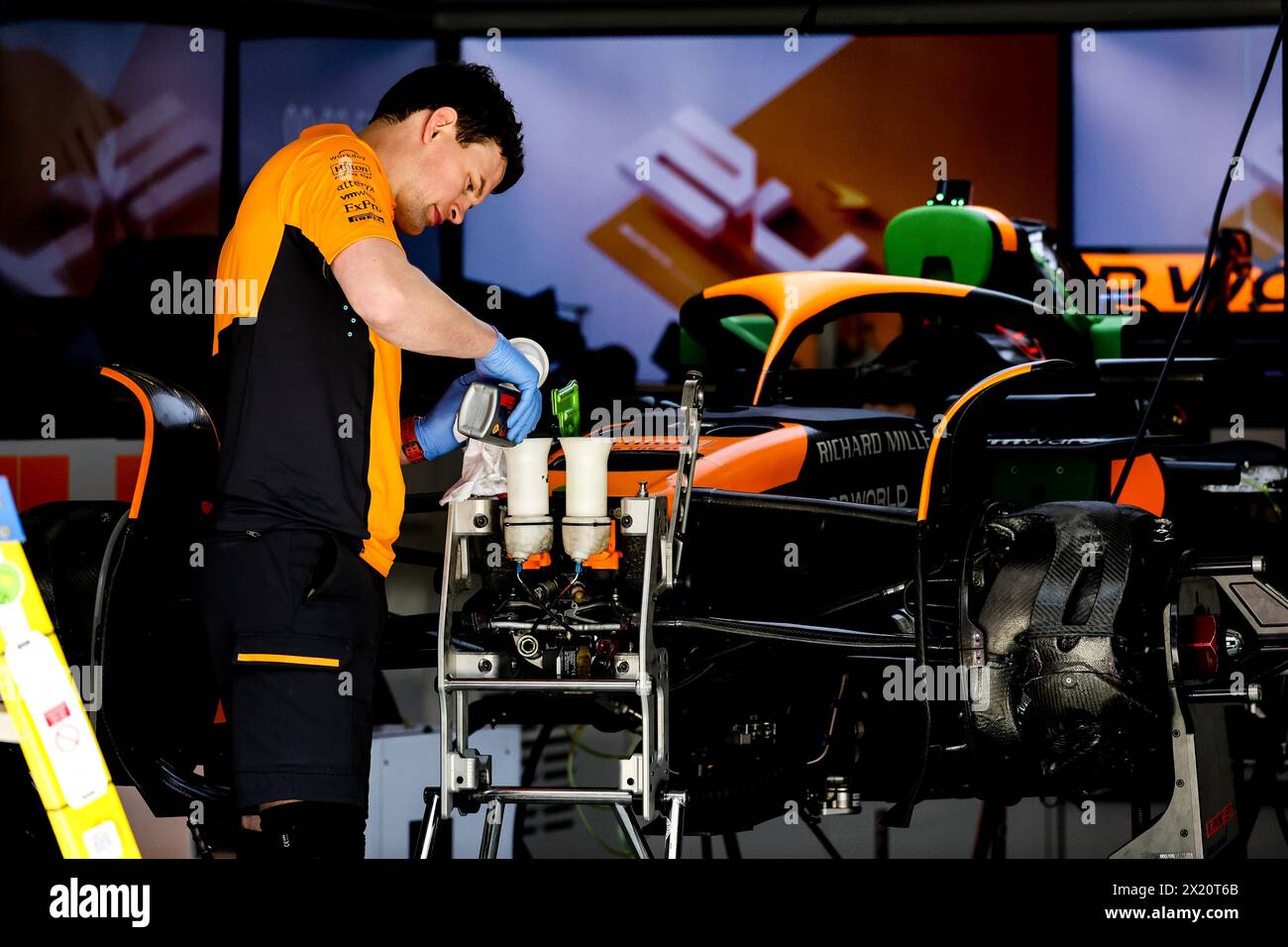 Shanghai, Chine. 18th Apr, 2024. mechanic, mecanicien, mechanics during the Formula 1 Lenovo ...