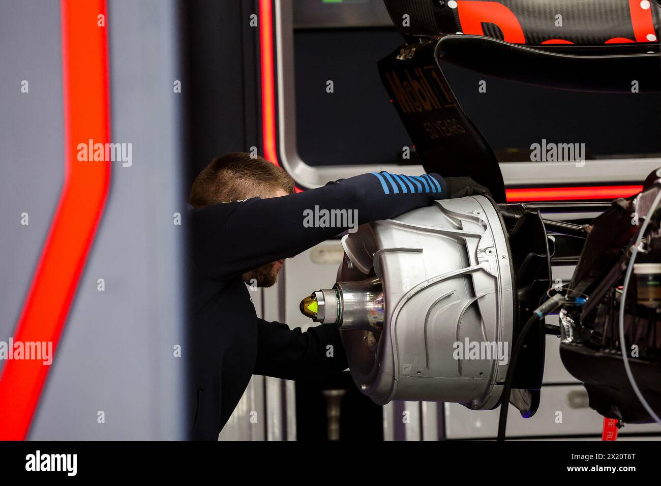 Shanghai, Chine. 18th Apr, 2024. mechanic, mecanicien, mechanics during the Formula 1 Lenovo ...