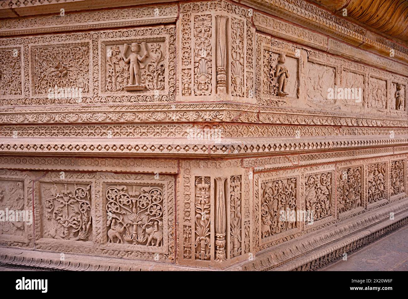 Carvings on the outer wall of Chopda Shri Mahadev Mandir, Dholpur ...