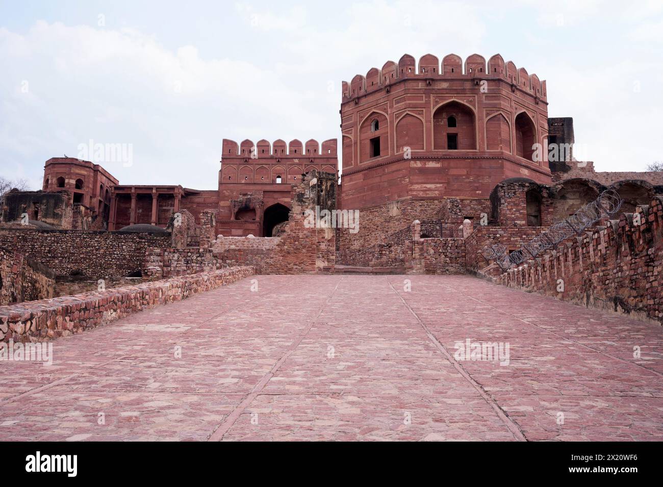 Elephant Gate and Akbar's Elephant Tomb Minaret, Fatehpur Sikri, Uttar ...