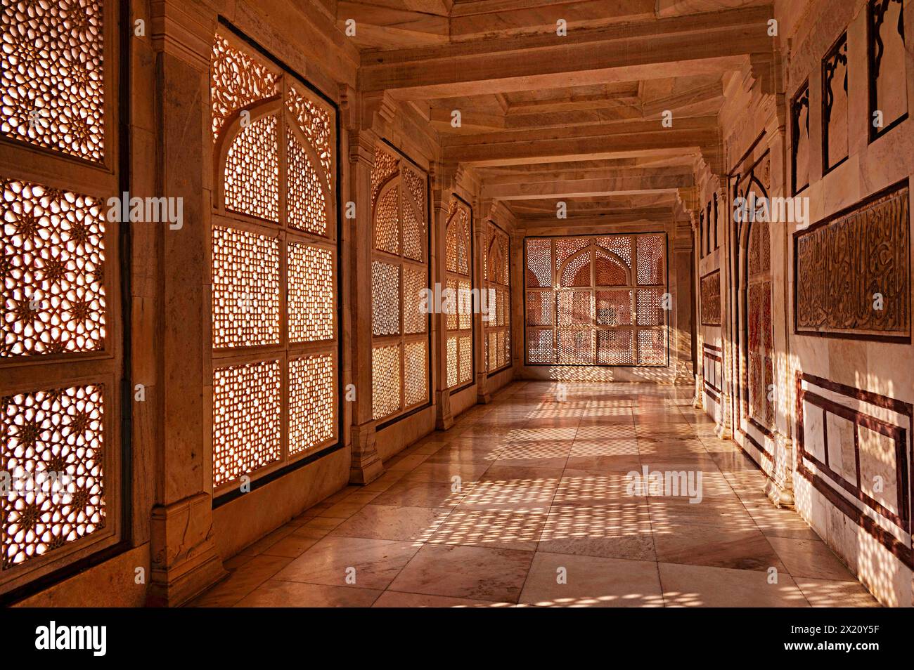 Jali screens, Tomb of Salim al-Din Chishti, Jama Masjid courtyard ...