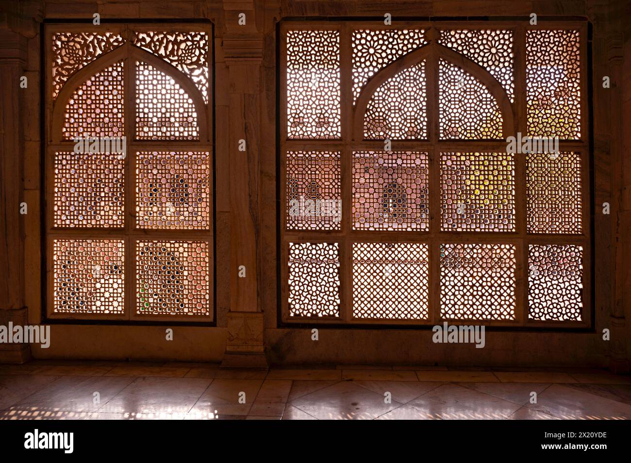 Jali screens, Tomb of Salim al-Din Chishti, Jama Masjid courtyard ...