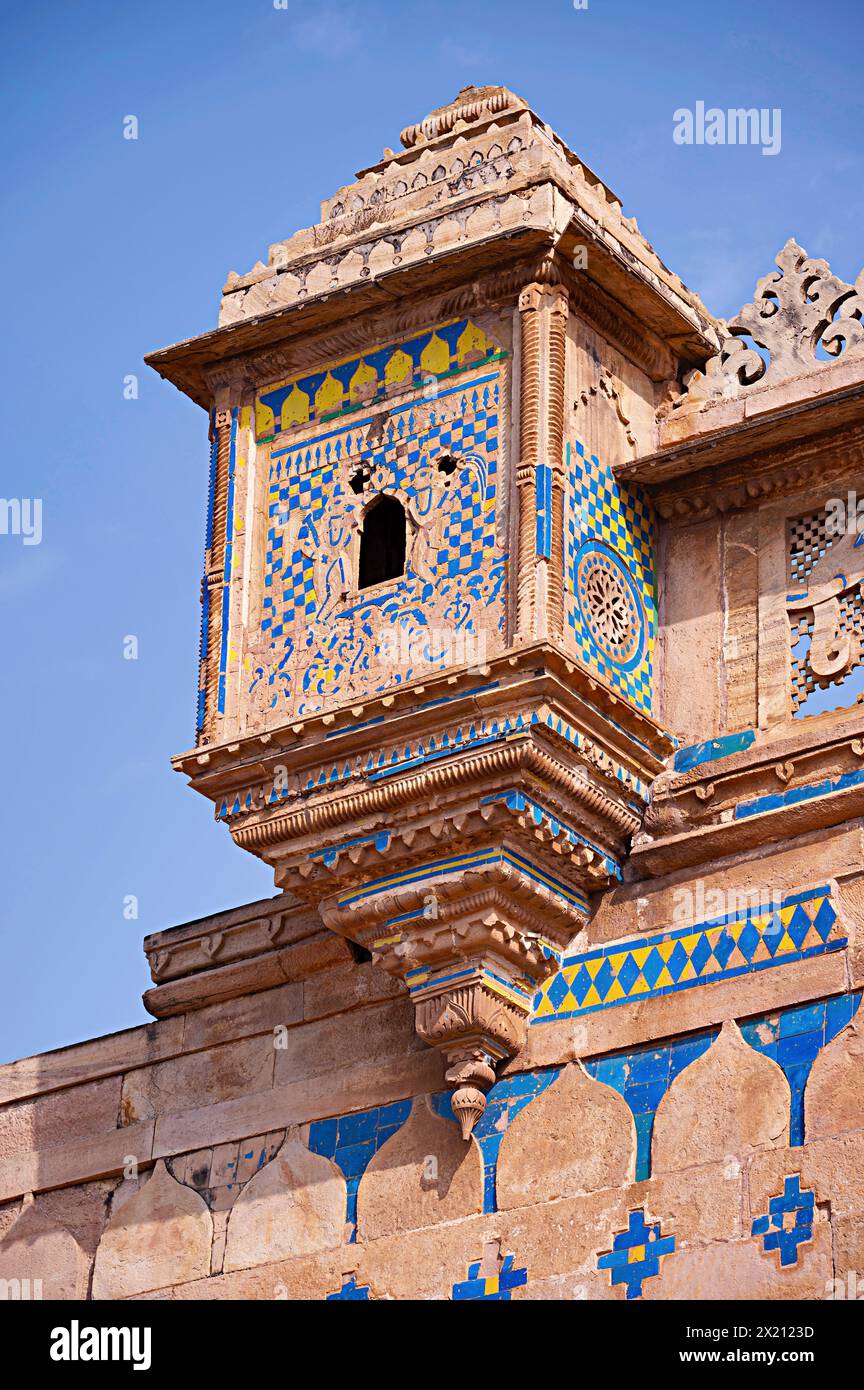 Decorative colourful outer wall of Man Mandir Palace, Fort complex ...