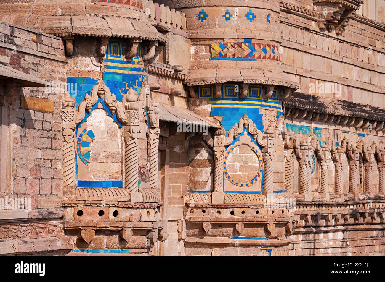Decorative colourful outer wall of Man Mandir Palace, Fort complex ...
