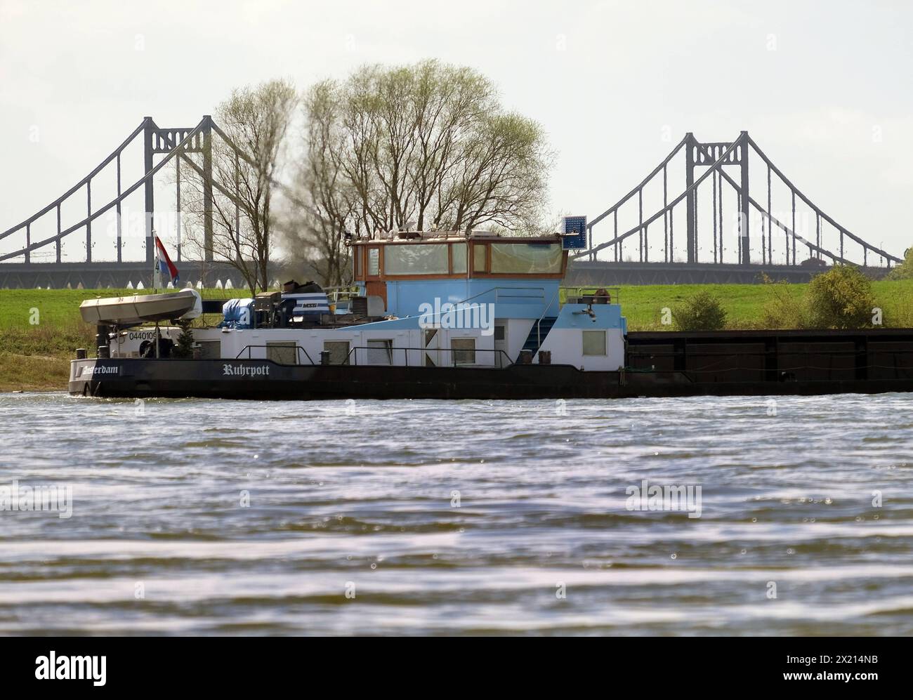 Beobachtungen bei Duisburg-Muendelheim auf Binnenschiffe auf dem Rhein ...