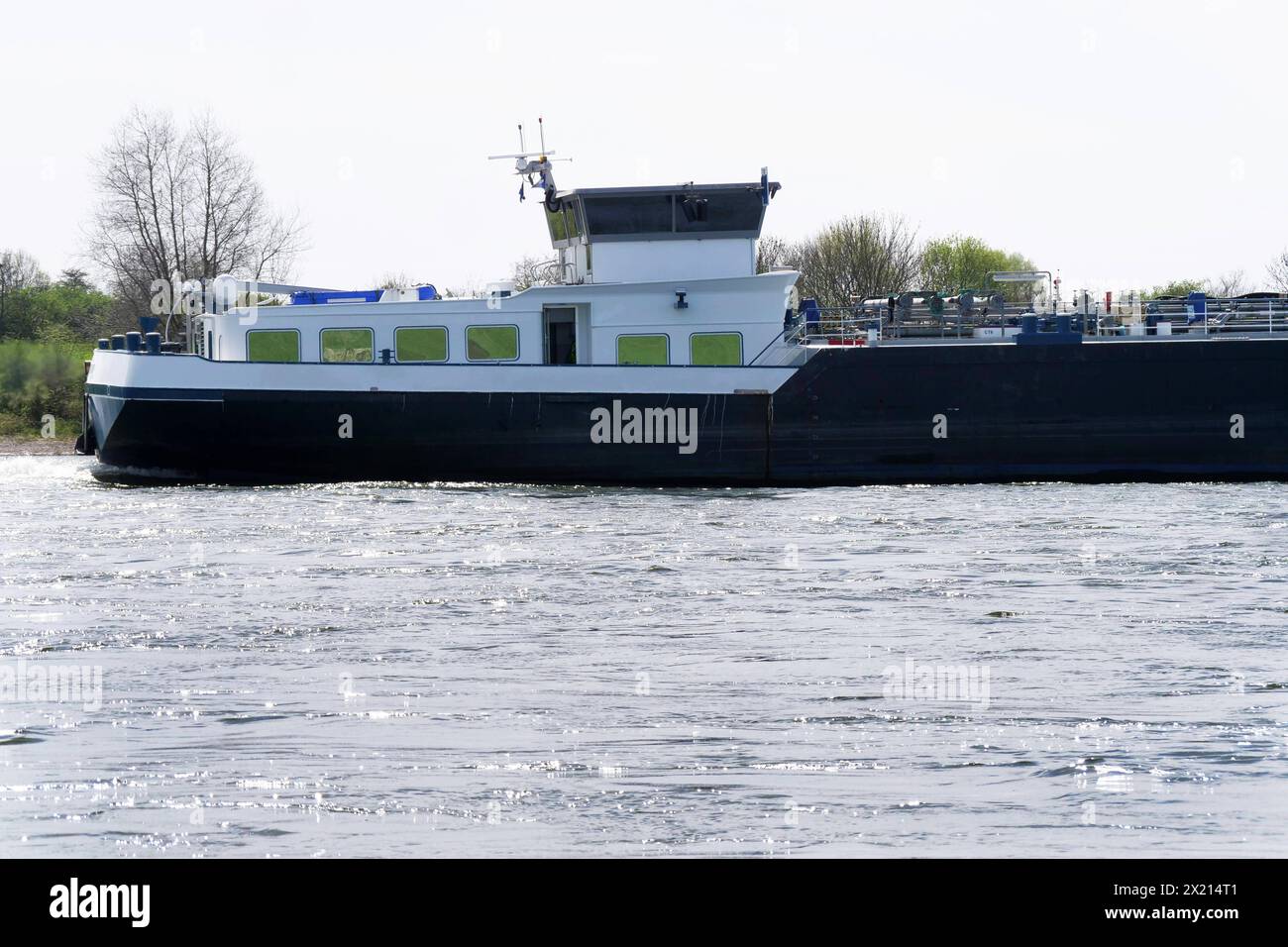 Beobachtungen bei Duisburg-Muendelheim auf Binnenschiffe auf dem Rhein ...