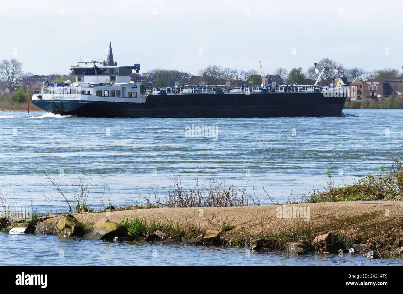 Beobachtungen bei Duisburg-Muendelheim auf Binnenschiffe auf dem Rhein ...