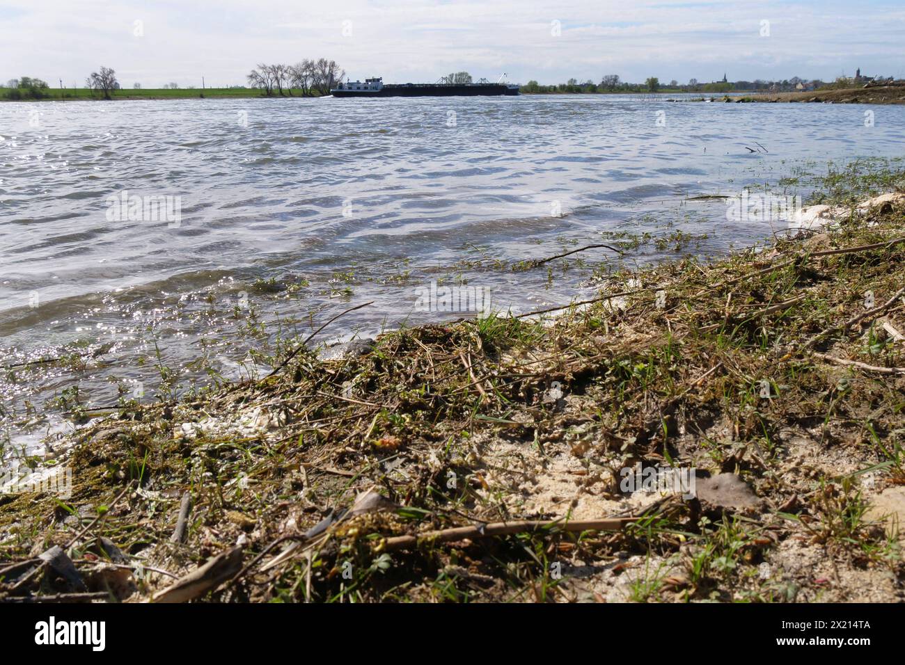 Beobachtungen bei Duisburg-Muendelheim auf Binnenschiffe auf dem Rhein ...