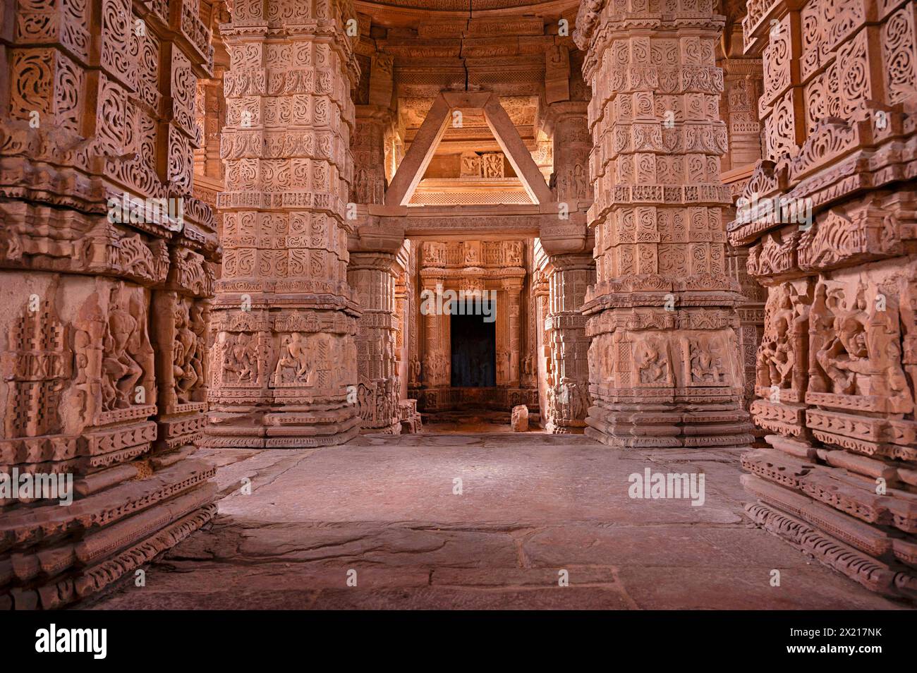 Carvings inside the Sas Bahu Temple, Fort complex, Gwalior, Madhya ...