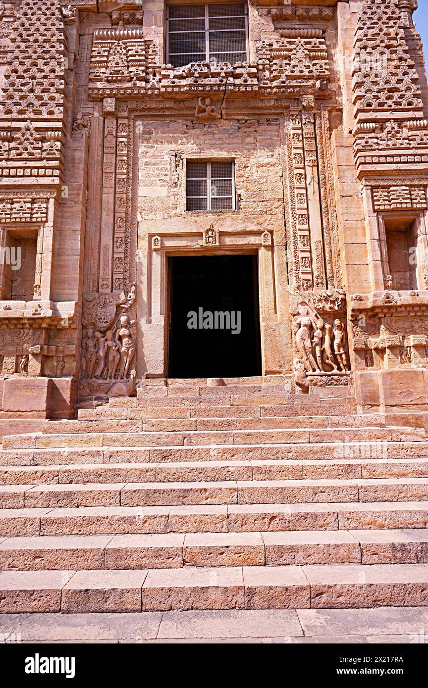 Carvings on the outer wall of the Teli Ka Mandir, Fort complex, Gwalior ...
