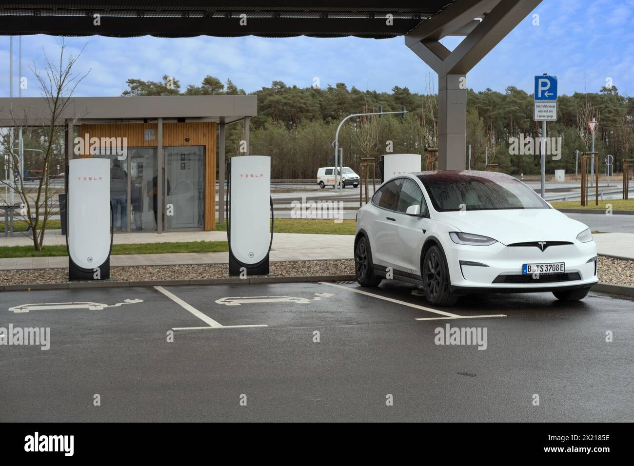 Tesla Model X in Tesla-Supercharger v4 mit Lounge deutscher Fabrik Giga ...