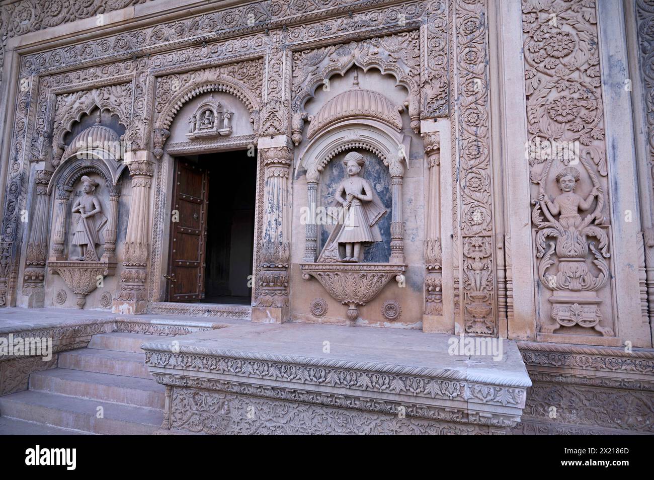 Carvings on the outer wall of Scindia's temple, Chhatris of Scindia ...