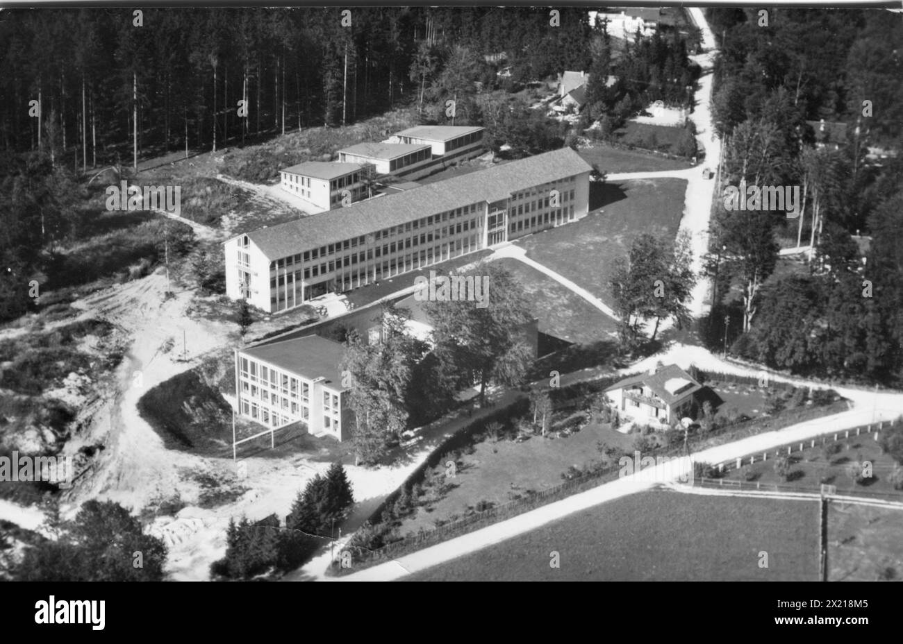 1950s school building hi-res stock photography and images - Alamy