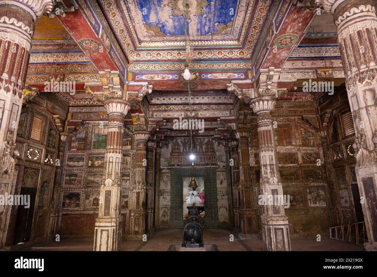 Interiors, Chhatri of Shrimant Daulatrao Maharaj Scindia, Chhatris of ...