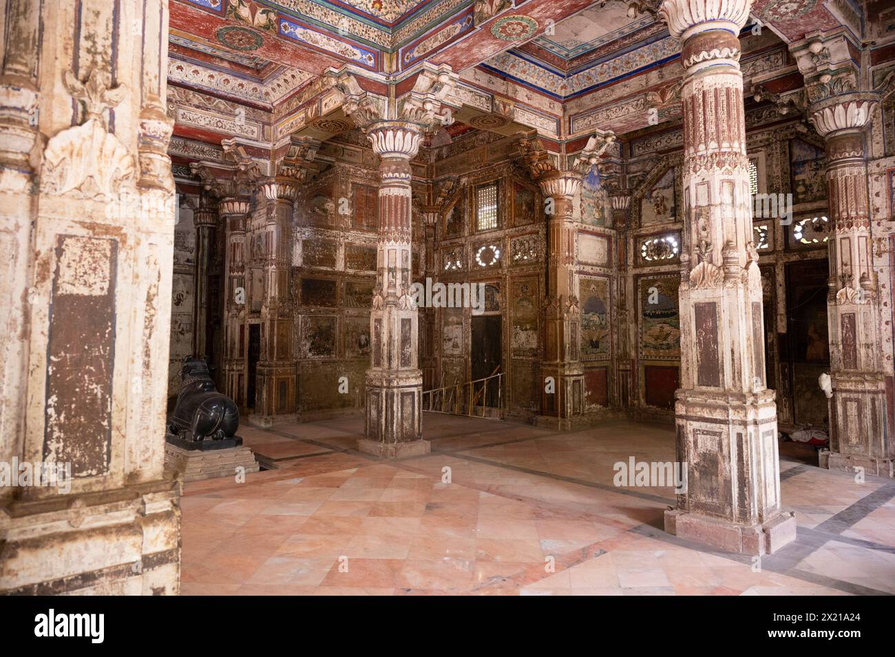 Interiors, Chhatri of Shrimant Daulatrao Maharaj Scindia, Chhatris of ...