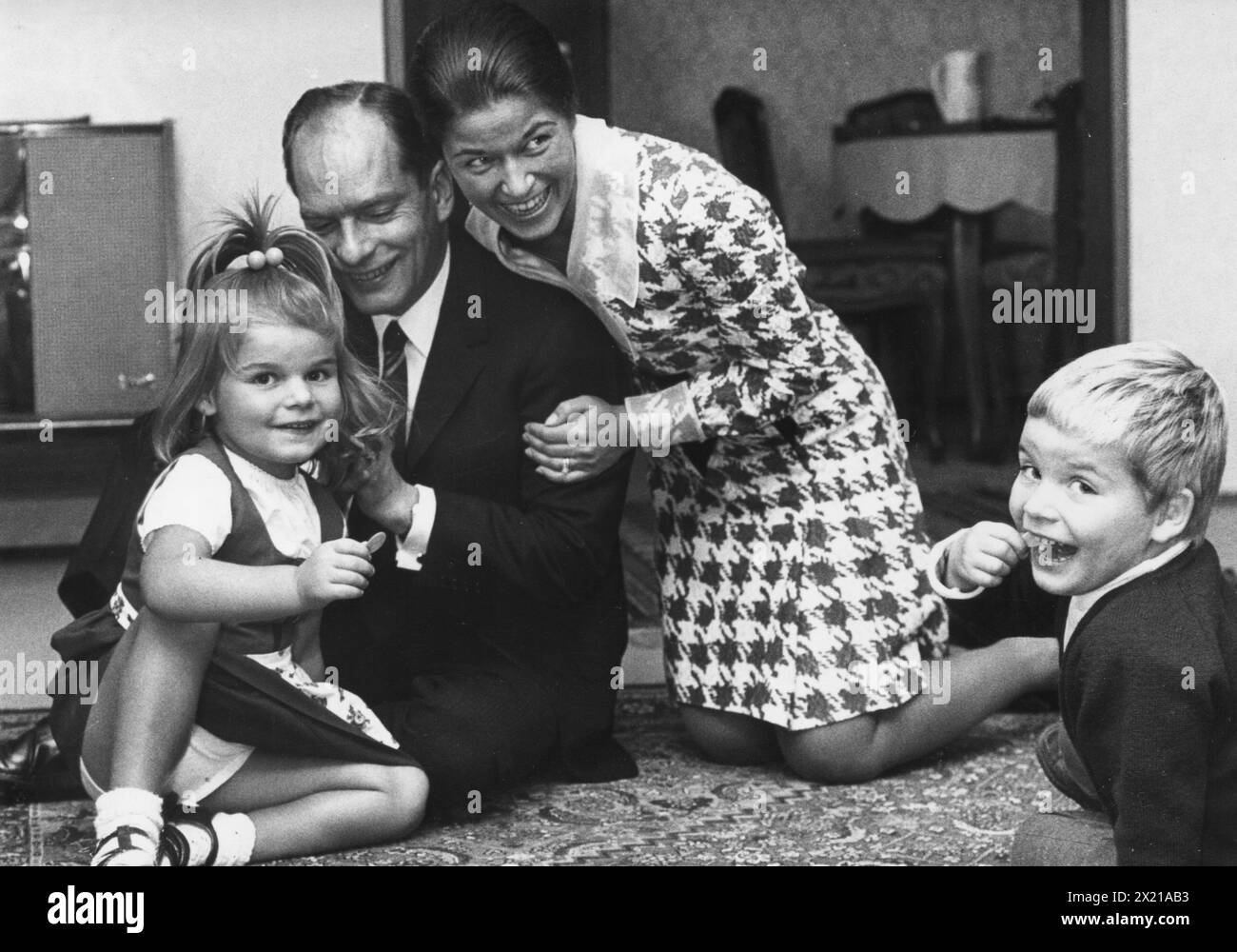 1950s hotel girls hi-res stock photography and images - Alamy