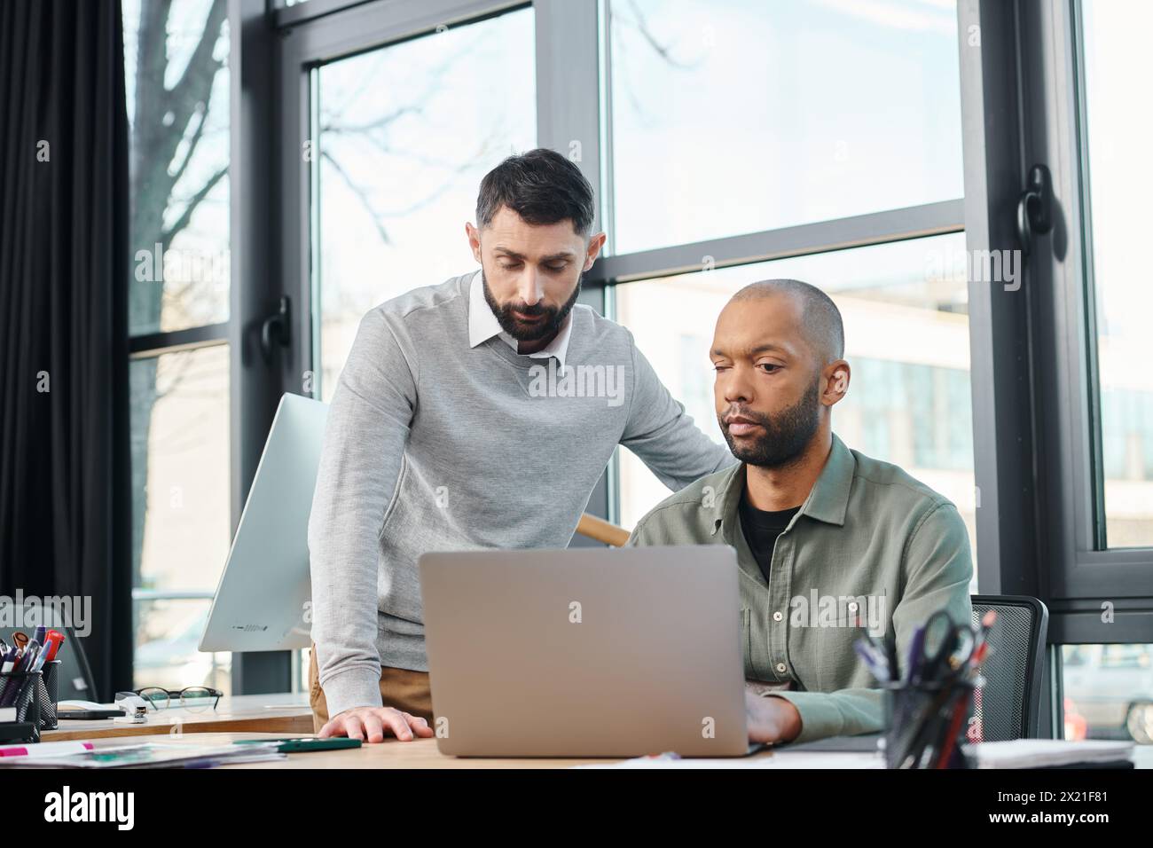 Two men by a computer screen hi-res stock photography and images - Alamy