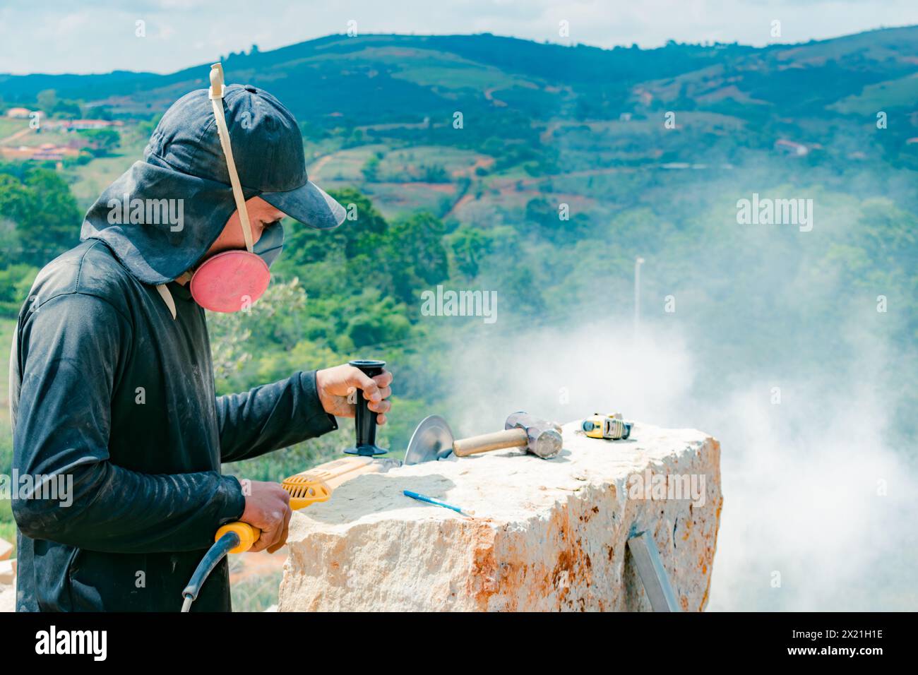 PORTRAIT OF MAN CUTTING STONE WITH AN ELECTRIC POLISHER Stock Photo - Alamy