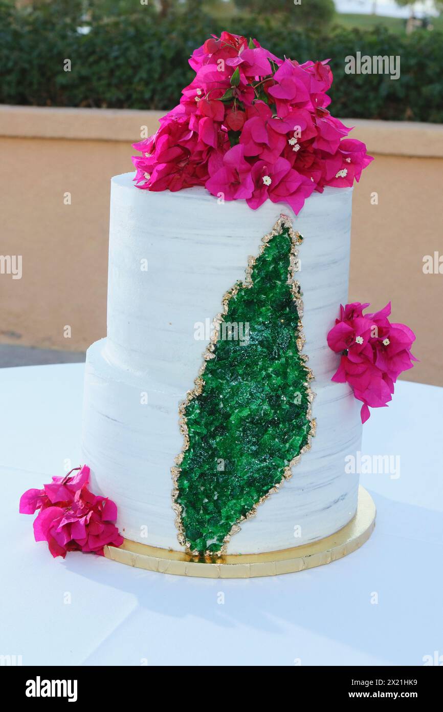 Green geode designed wedding cake Stock Photo - Alamy
