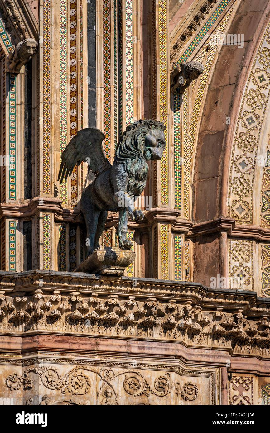 Lion closeup outside cathedral hi-res stock photography and images - Alamy