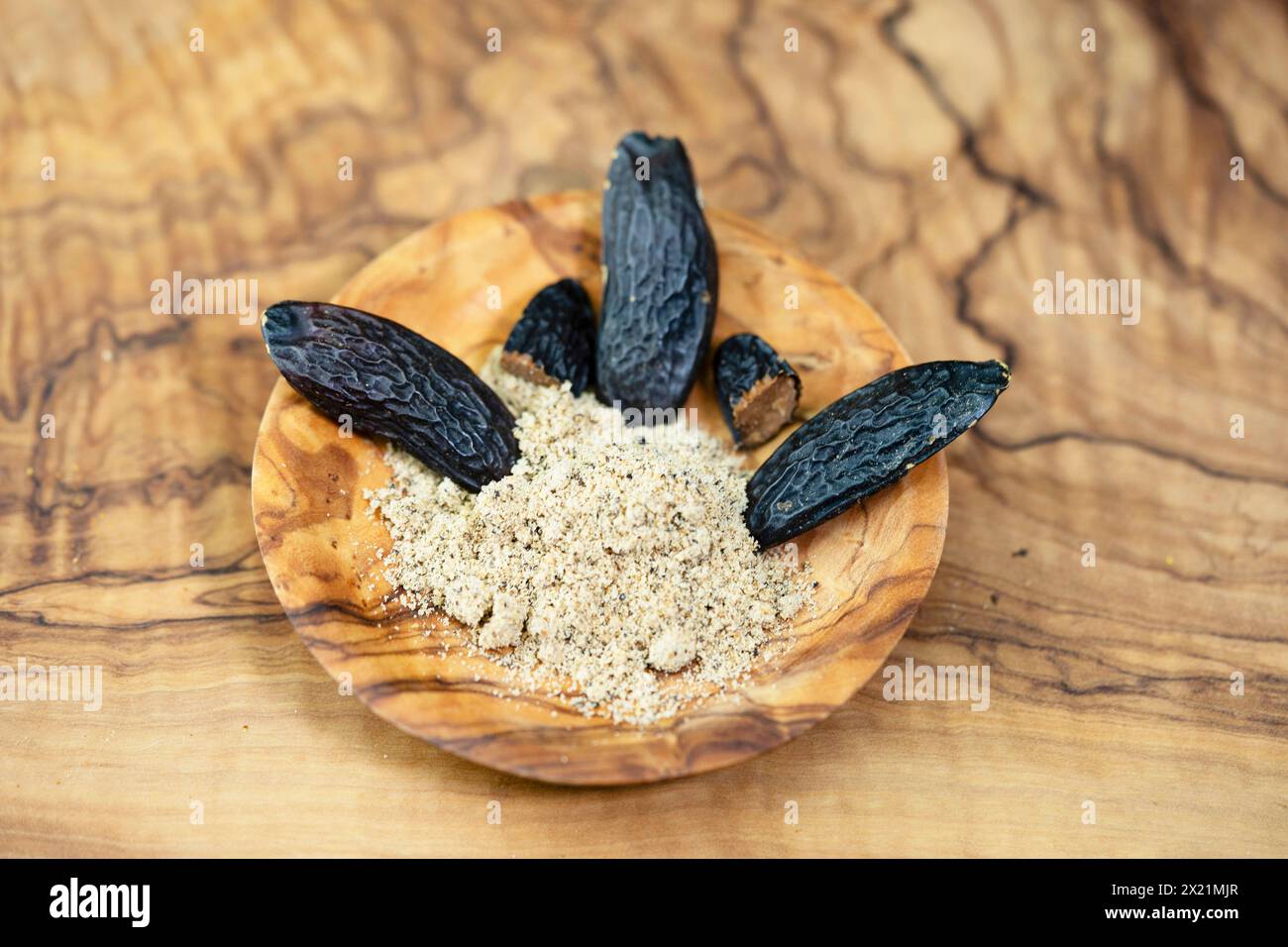 Tonka bean hi-res stock photography and images - Alamy