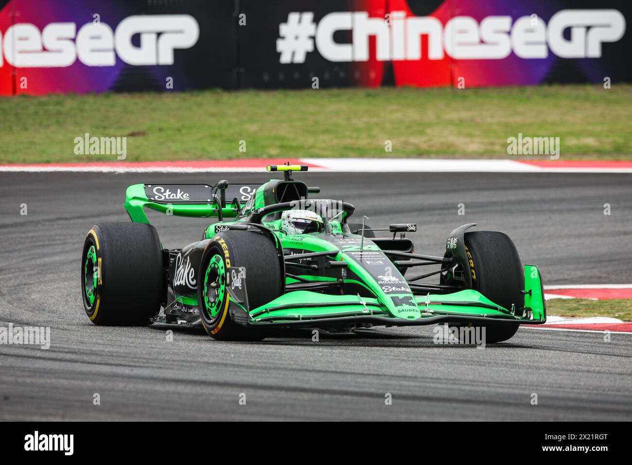Shanghai, Chine. 19th Apr, 2024. 24 ZHOU Guanyu (chi), Stake F1 Team ...