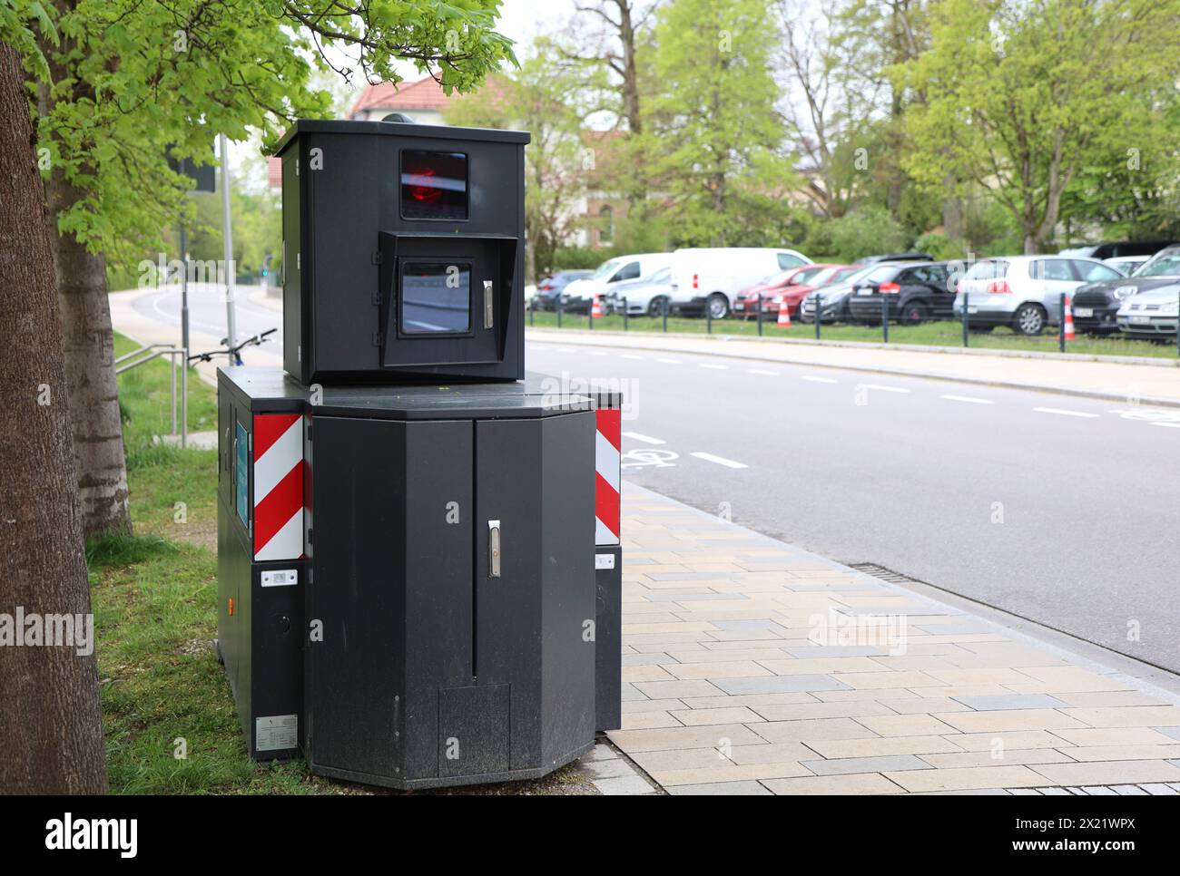 Bayern, Deutschland 19. April 2024: Ein Blitzer, Rotlichtüberwachung ...