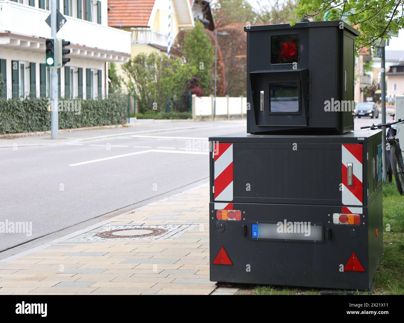 Bayern, Deutschland 19. April 2024: Ein Blitzer, Rotlichtüberwachung ...