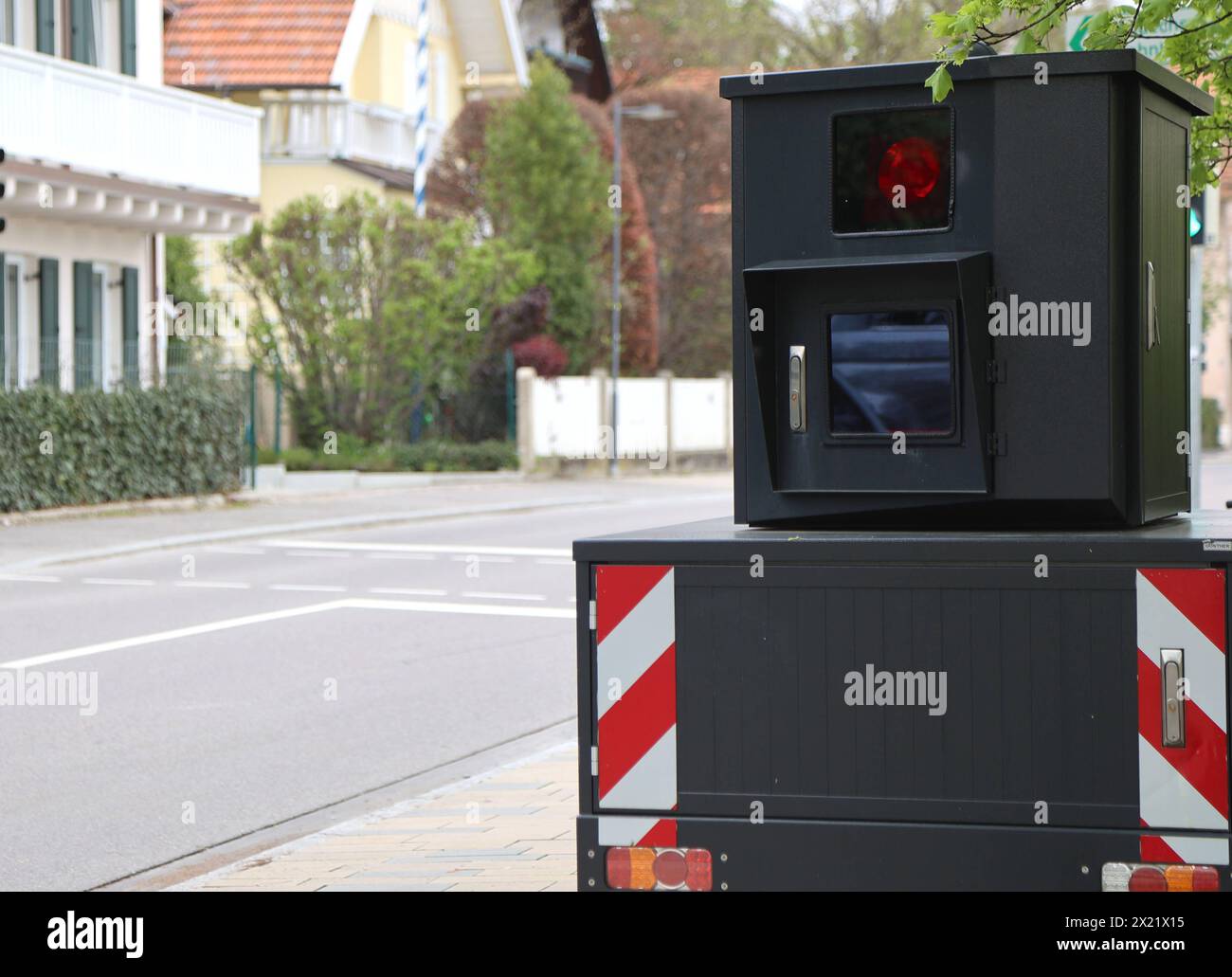 Bayern, Deutschland 19. April 2024: Ein Blitzer, Rotlichtüberwachung ...