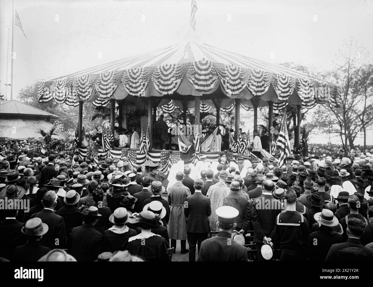 Field Mass, 30 May 1918. The military mass at the Battery, New York ...