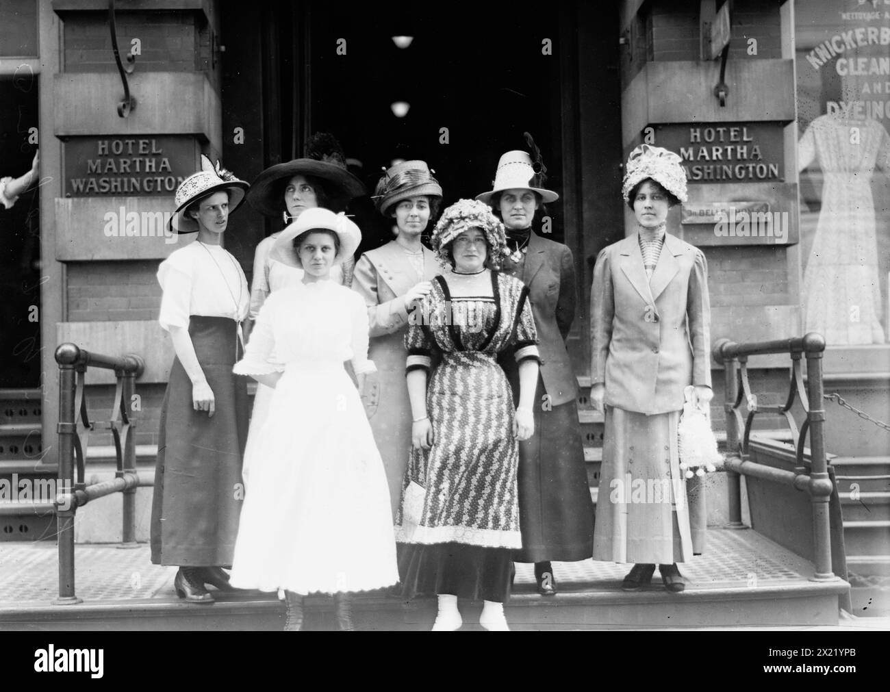 Oregon girls in N.Y., 1912. Shows suffragists from Oregon who were ...