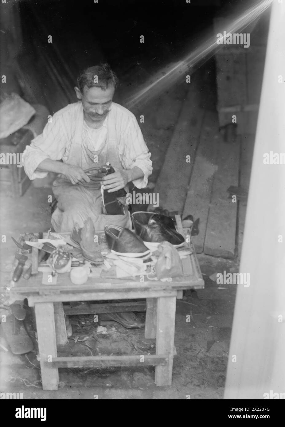 Syrian men table hi-res stock photography and images - Alamy