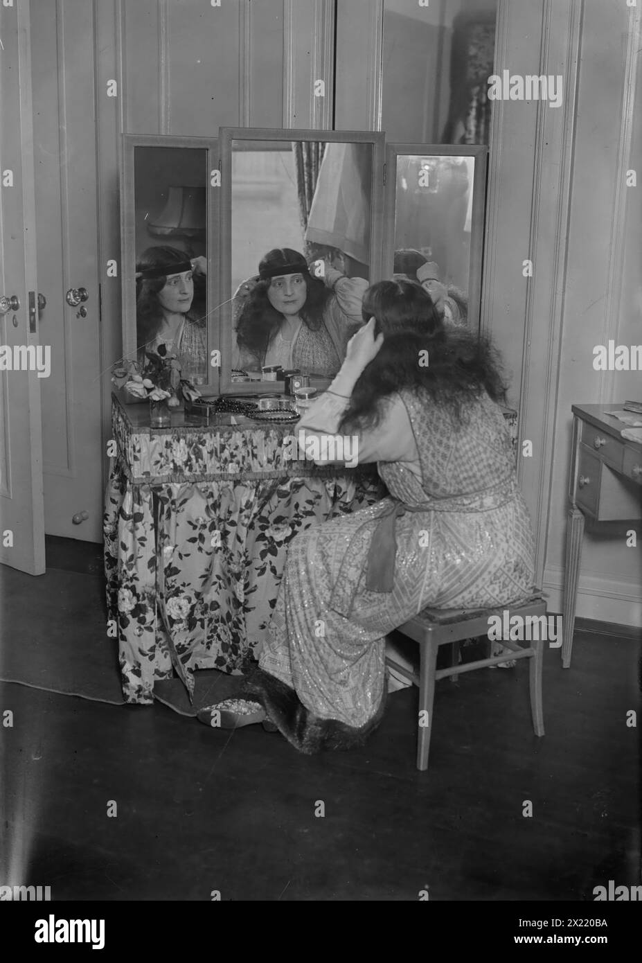Gabrielle Gills, 1917. Shows French soprano singer Gabrielle Gills ...
