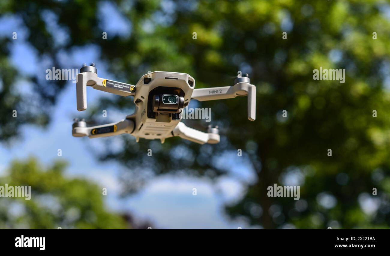 Symbolfoto ausspionieren mittels Drohne Eine DJI Flugdrohne in der Luft ...