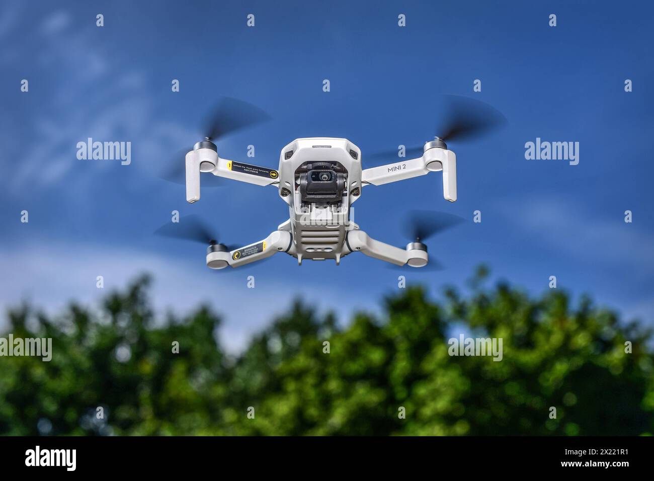 Symbolfoto ausspionieren mittels Drohne Eine DJI Flugdrohne in der Luft ...