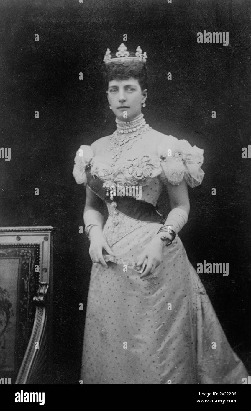 Queen charlotte costume hi-res stock photography and images - Alamy