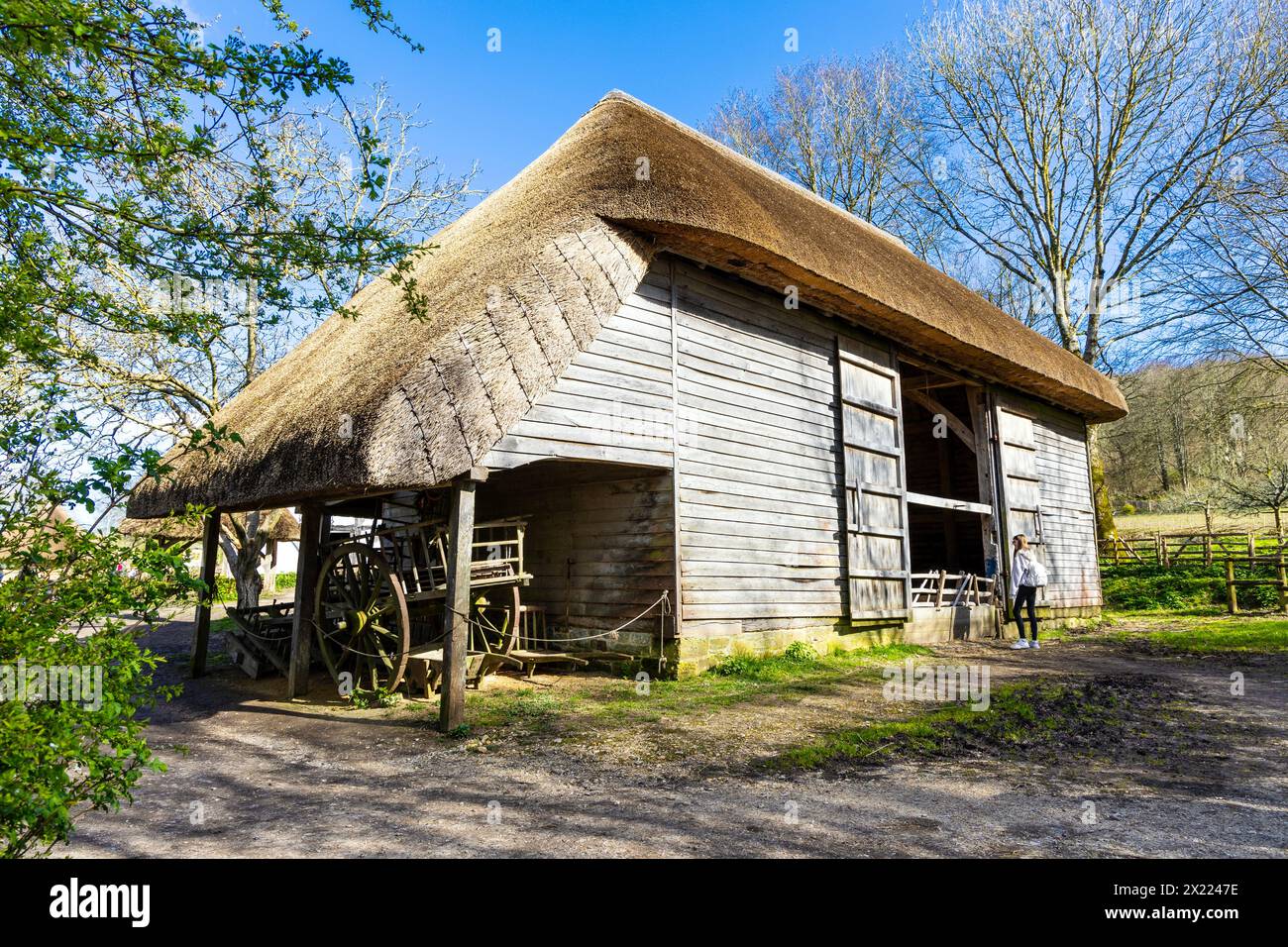 Medieval barn england hi-res stock photography and images - Alamy