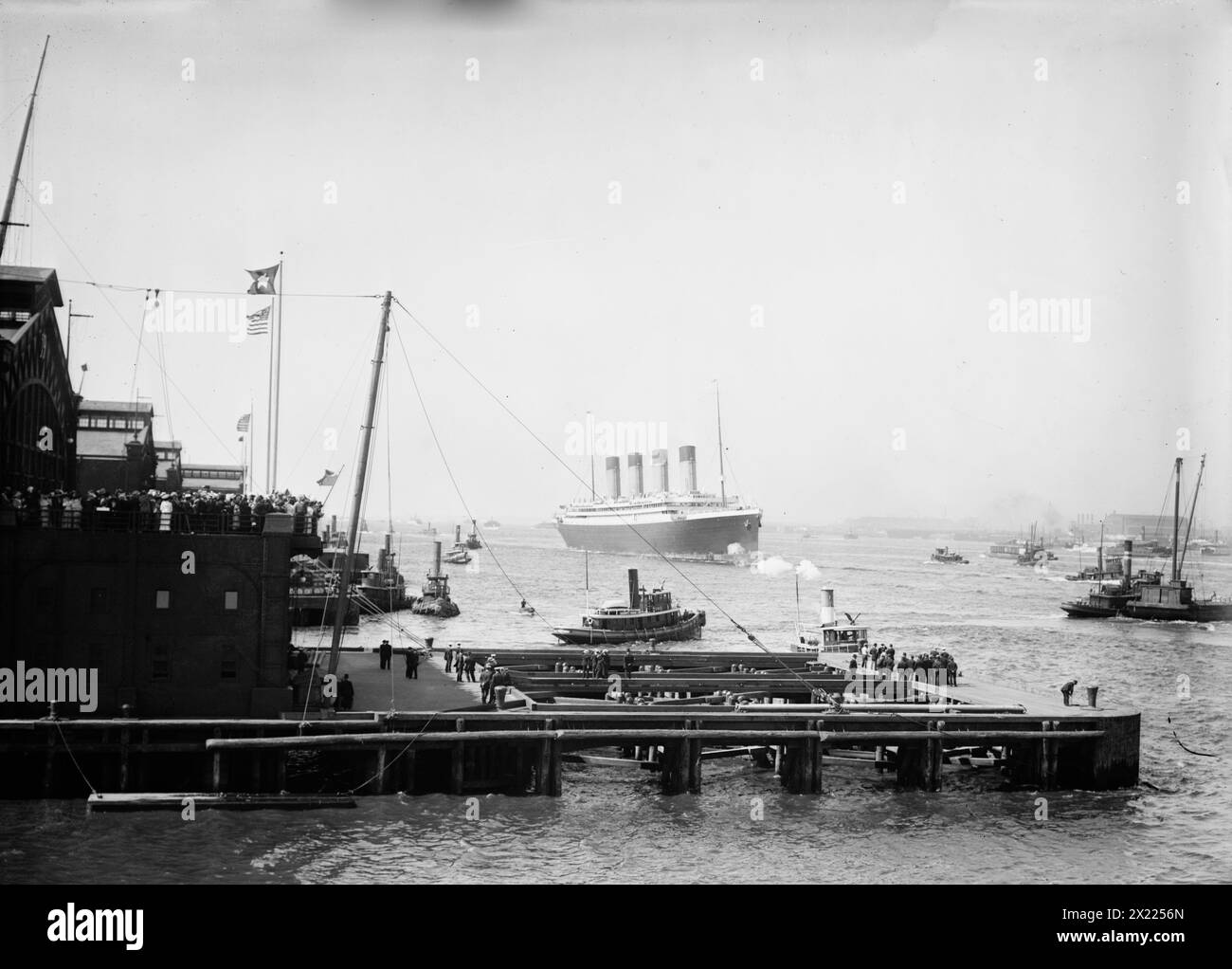 Arrival the boats Black and White Stock Photos & Images - Alamy