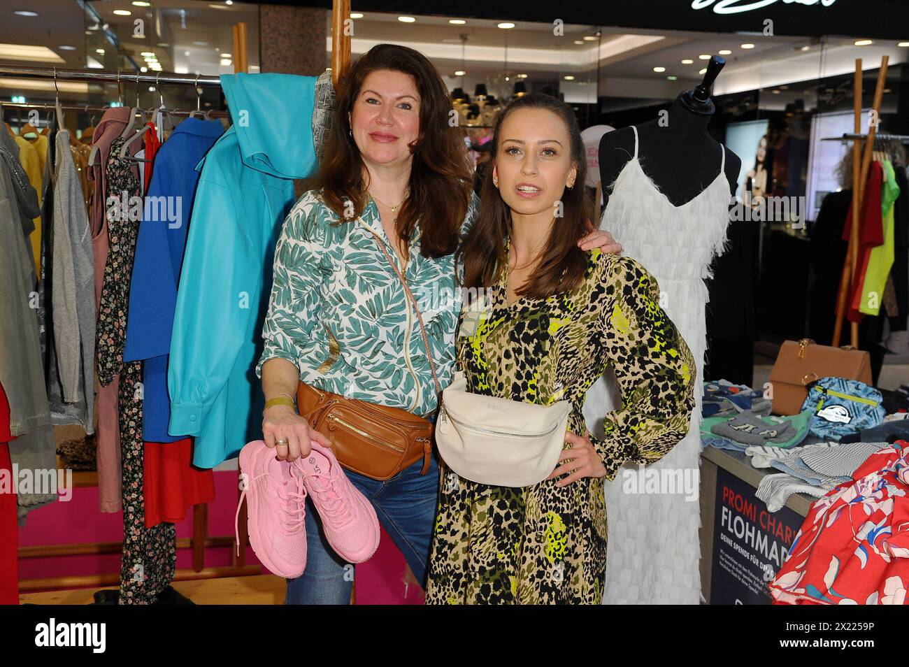 Patricia Gienk und Svenja Theißen. Promi-Charity-Flohmarkt für die ...