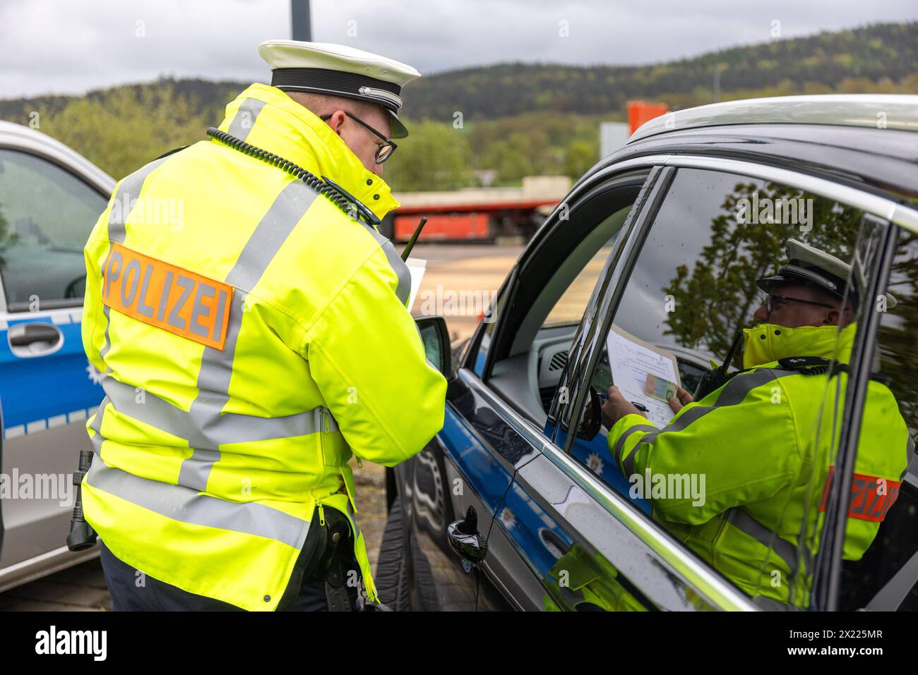19 April 2024, Hesse, Lahntal-Goßfelden: A police officer checks a ...