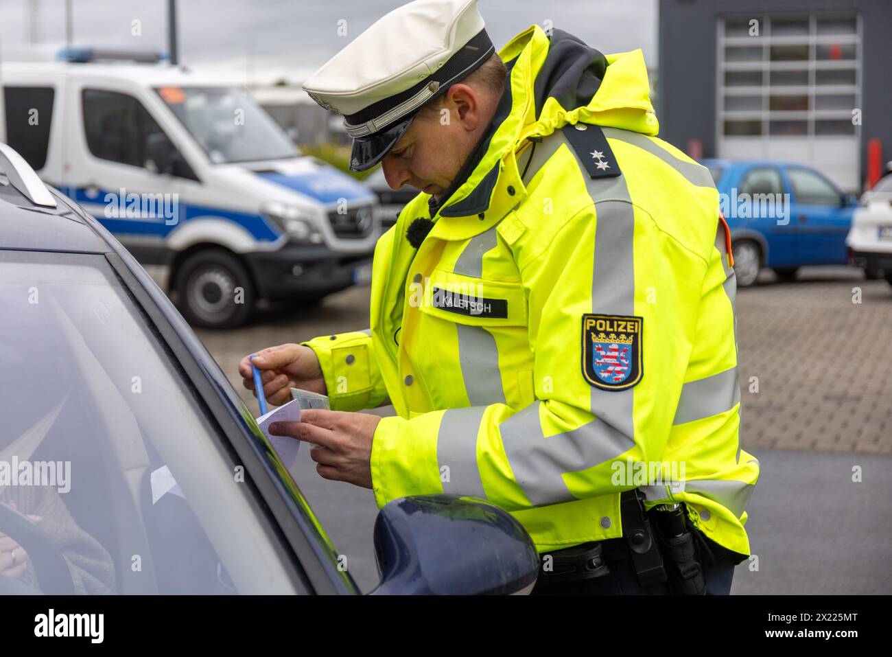 19 April 2024, Hesse, Lahntal-Goßfelden: A police officer checks a ...