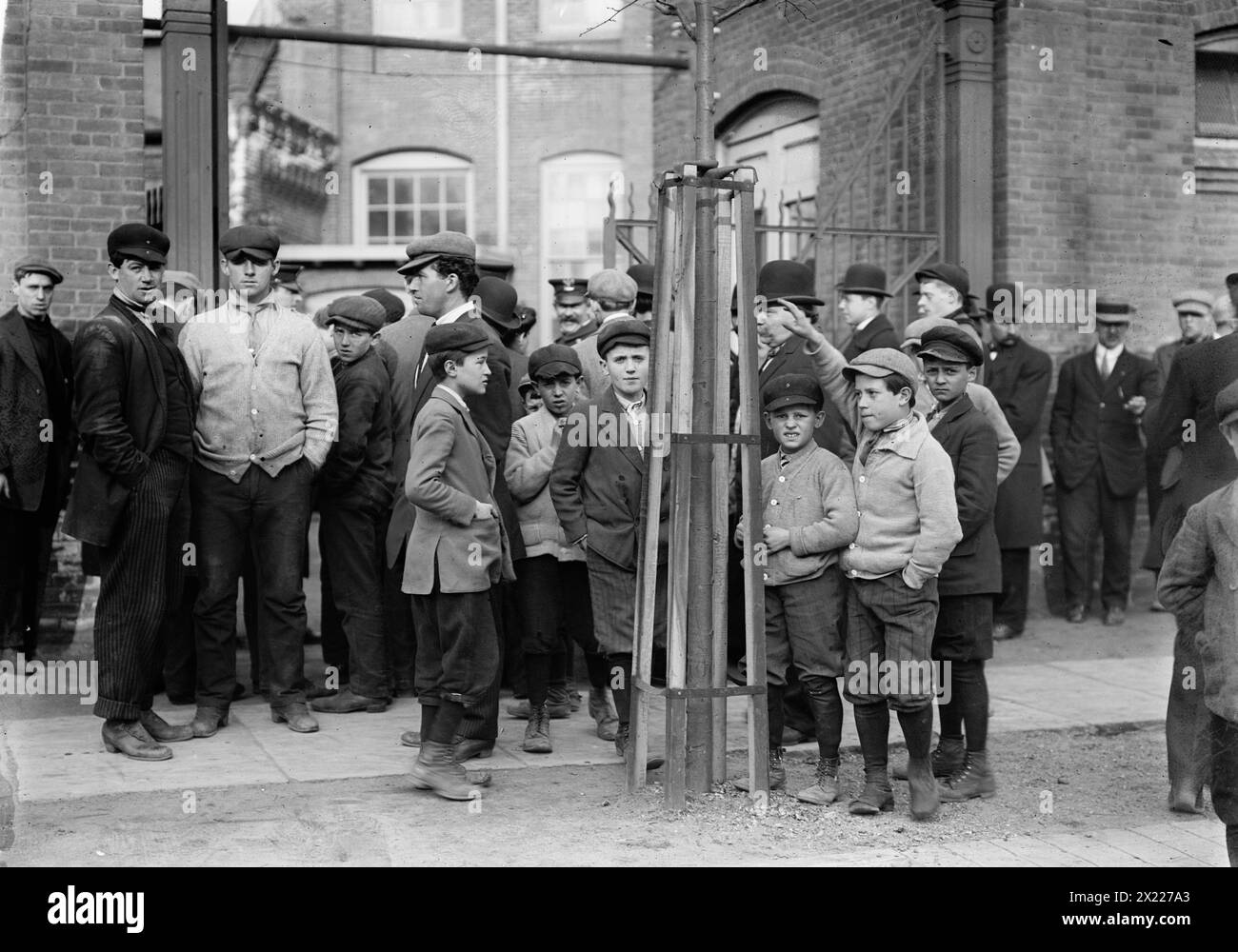 Mill factory strike hi-res stock photography and images - Alamy
