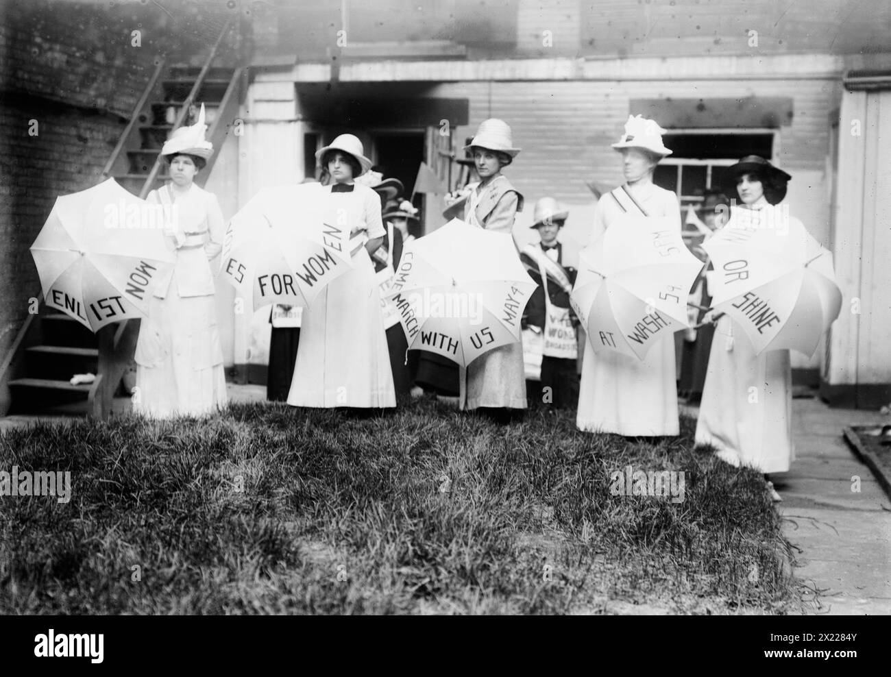 Suffragettes group photograph hi-res stock photography and images - Alamy