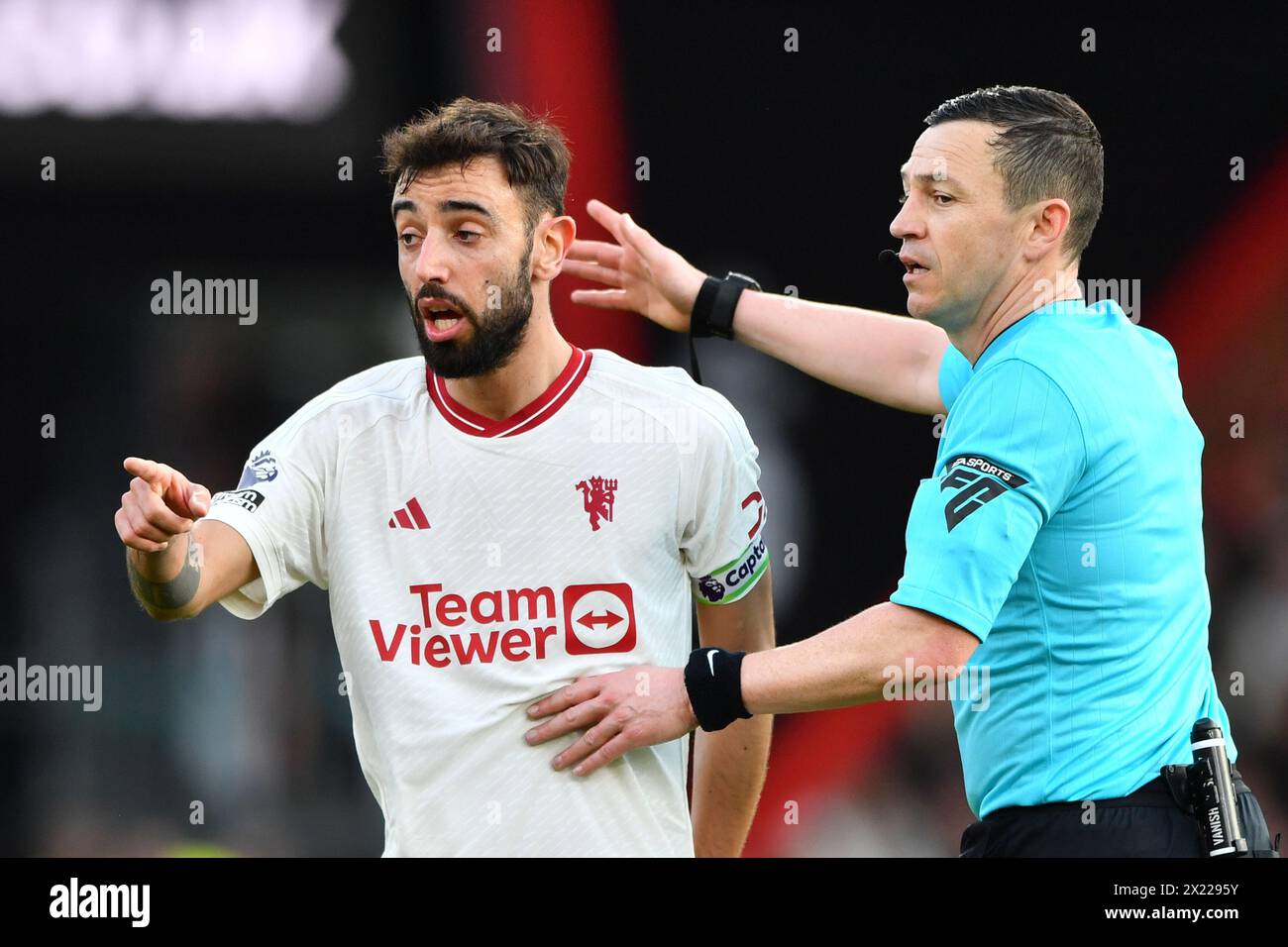 Bruno Fernandes of Manchester United argues with referee Tony ...