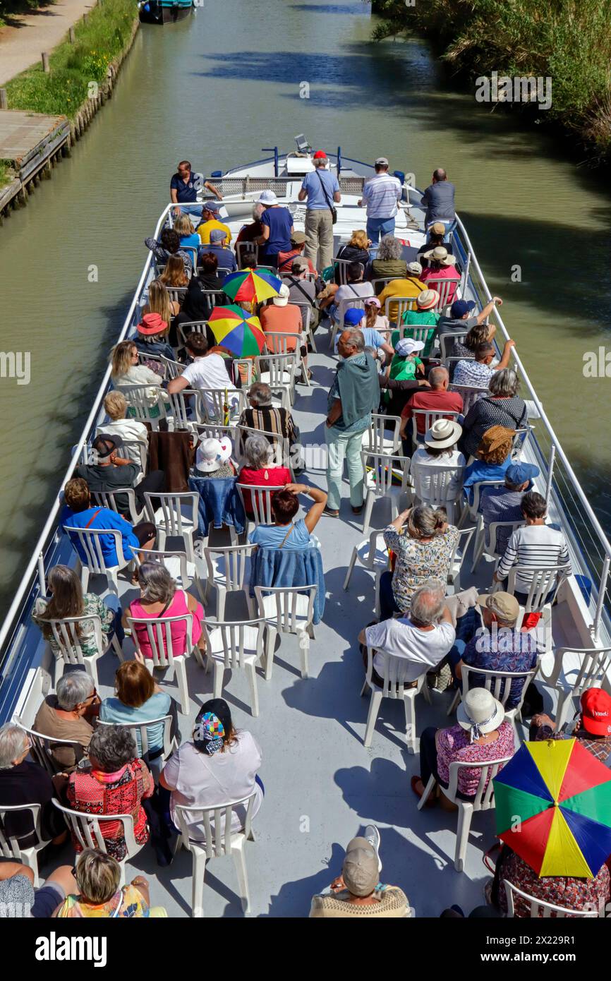 Barge "Vent du Sud". Navigation on the Canal du Midi. Passage of the 9 ...