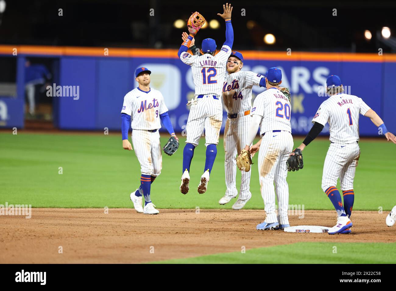New York Mets celebrate after their 6-1 win in the baseball game ...