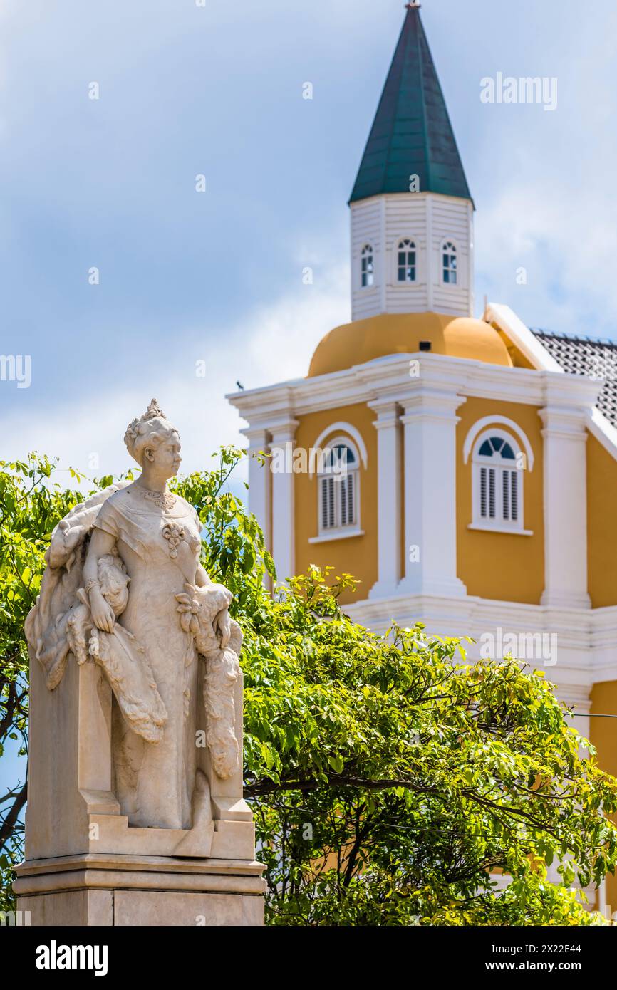 Queen Wilhelmina statue, Temple Emanuel, Old Town, Willemstad, Curacao ...